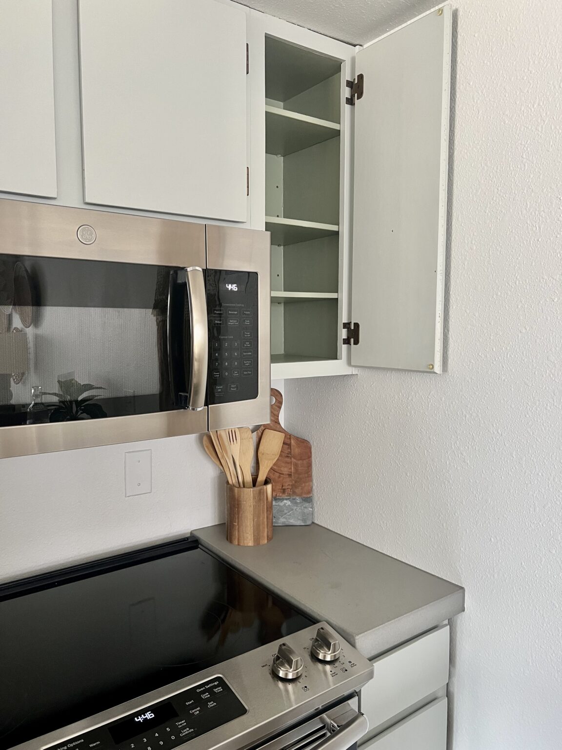 Benjamin Moore Oxford White Color Review - Color Concierge
